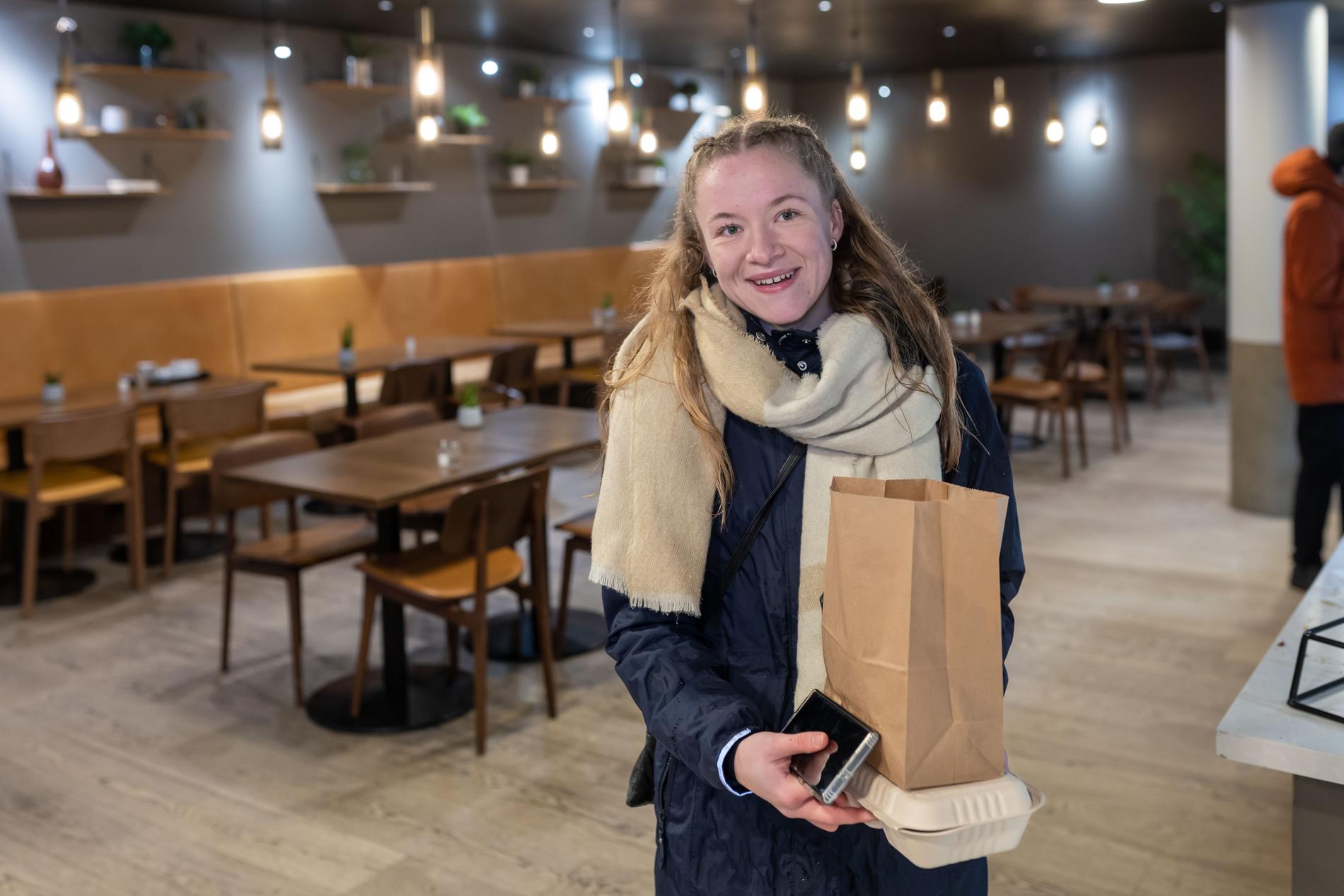 For Amanda (22) er mandagens høydepunkt å sjekke butikkenes tilbudsaviser For Amanda (22) er mandagens høydepunkt å sjekke butikkenes tilbudsaviser
