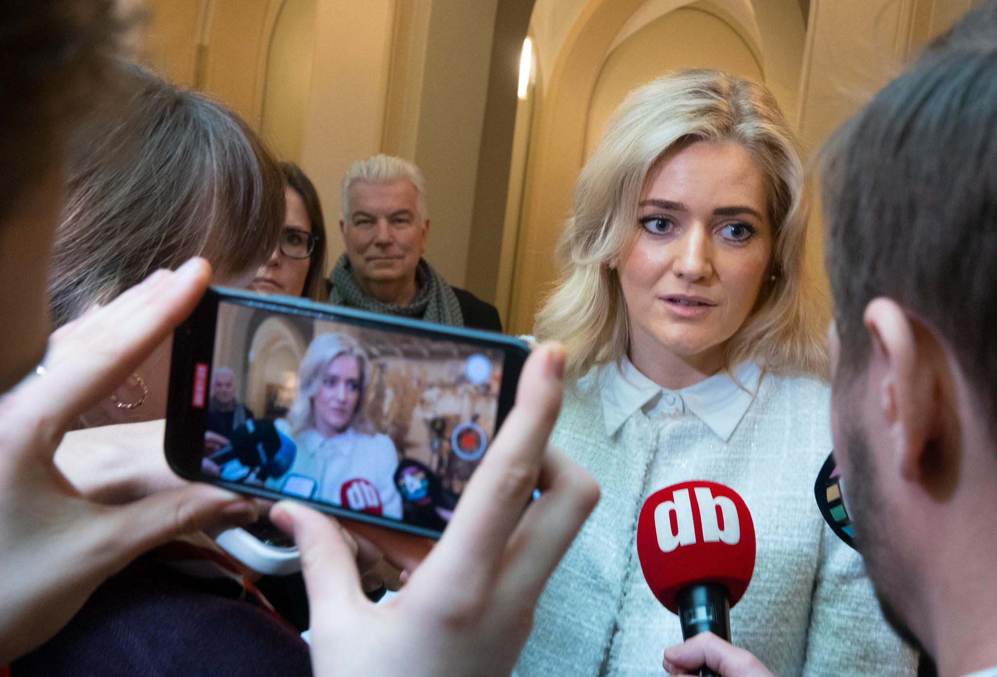 Stadig flere voksne må slette Tiktok. Er det trygt å la barna beholde ... Stadig flere voksne må slette Tiktok. Er det trygt å la barna beholde ...