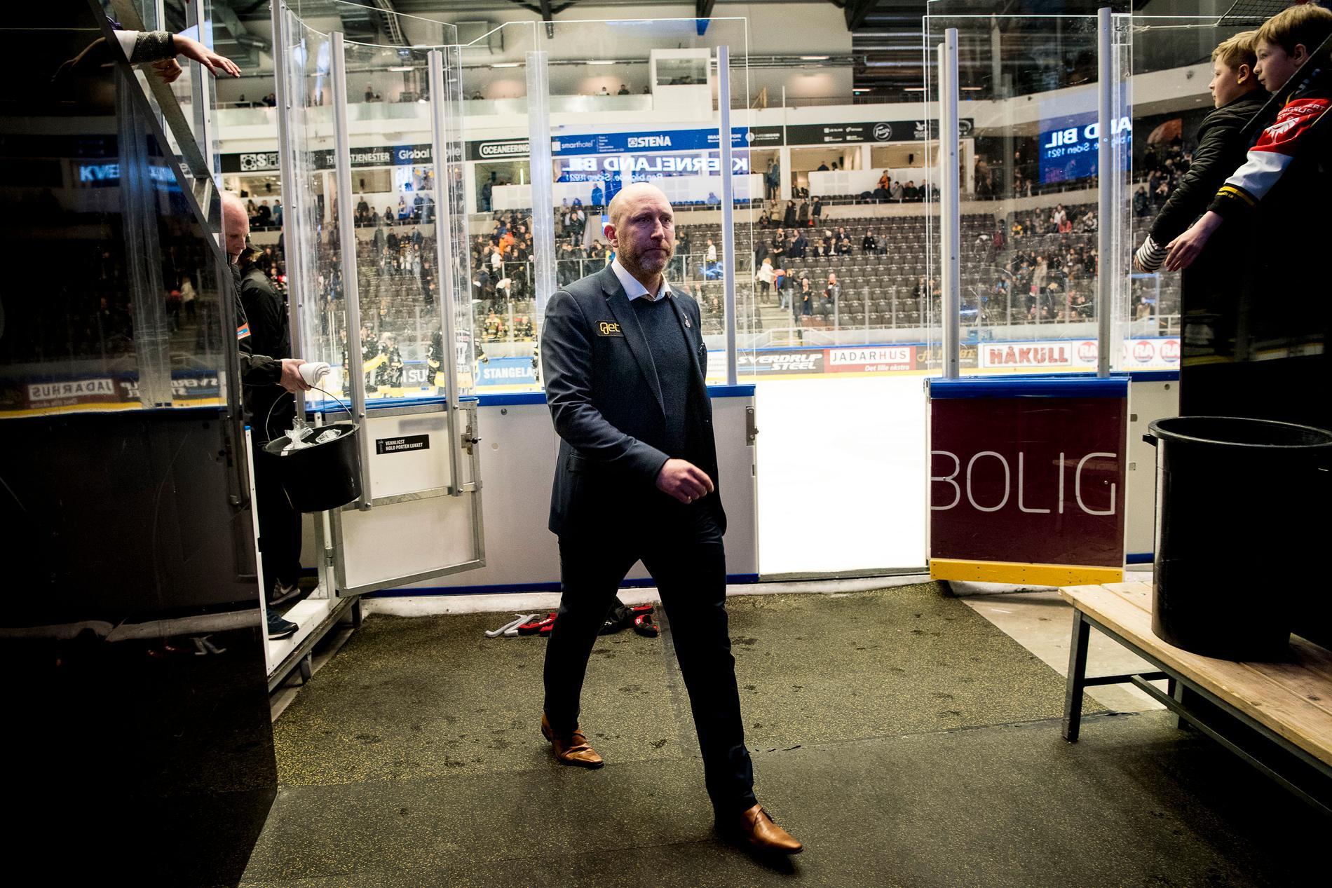 Oilers-treneren: - Vi tenker ikke konsekvenser. Vi kan ikke stå her og ... Oilers-treneren: - Vi tenker ikke konsekvenser. Vi kan ikke stå her og ...