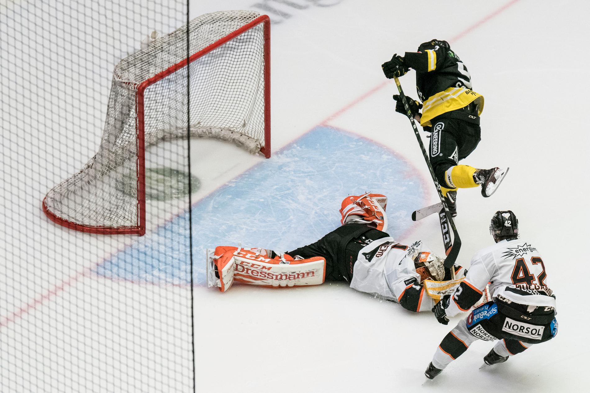Oilers-treneren: - Vi tenker ikke konsekvenser. Vi kan ikke stå her og ... Oilers-treneren: - Vi tenker ikke konsekvenser. Vi kan ikke stå her og ...