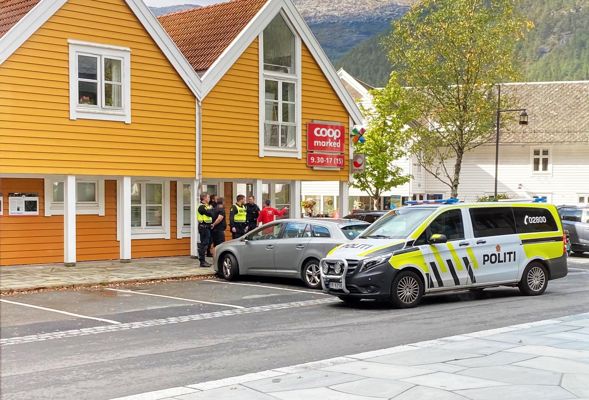 Tre personer siktet for trusler etter politiaksjon i Modalen Tre personer siktet for trusler etter politiaksjon i Modalen