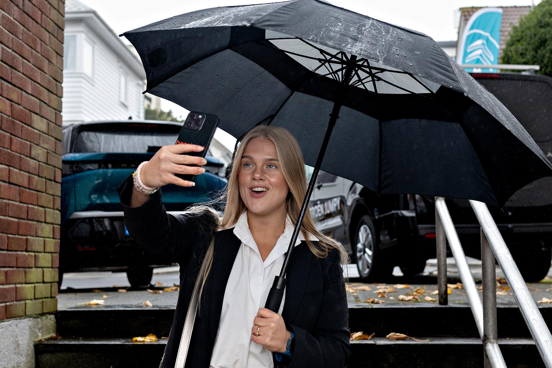 Gyda Oddekalv: Faren Kurt Oddekalv døde. Nå vil datteren drive politikk. Gyda Oddekalv: Faren Kurt Oddekalv døde. Nå vil datteren drive politikk.
