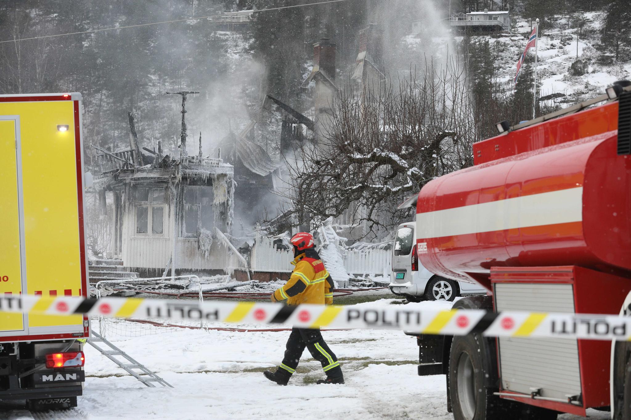 Politiet frykter at familie på fire har omkommet i brann Politiet frykter at familie på fire har omkommet i brann