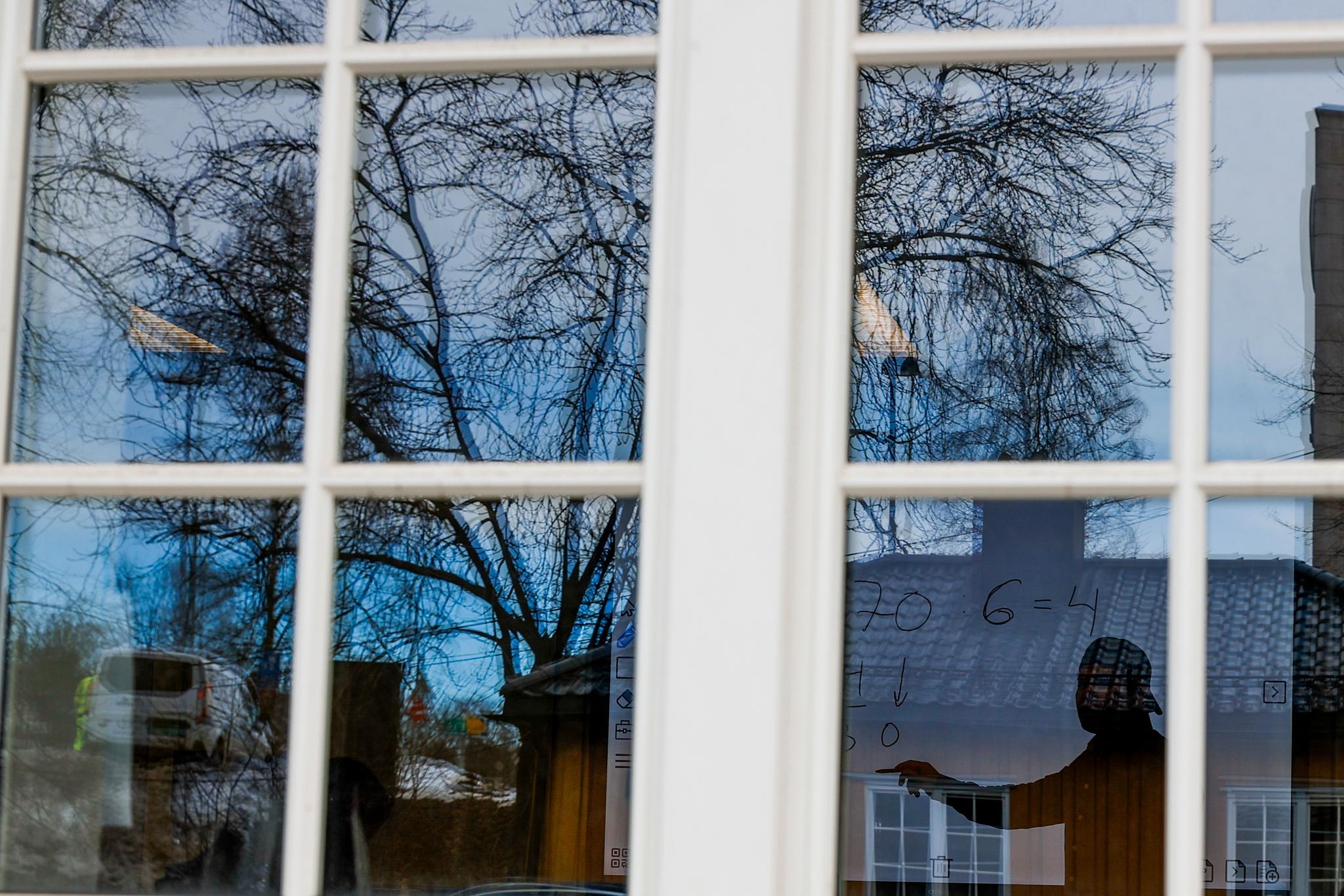De fleste barn og unge smittes ikke på skolen. Andre faktorer viser ... De fleste barn og unge smittes ikke på skolen. Andre faktorer viser ...
