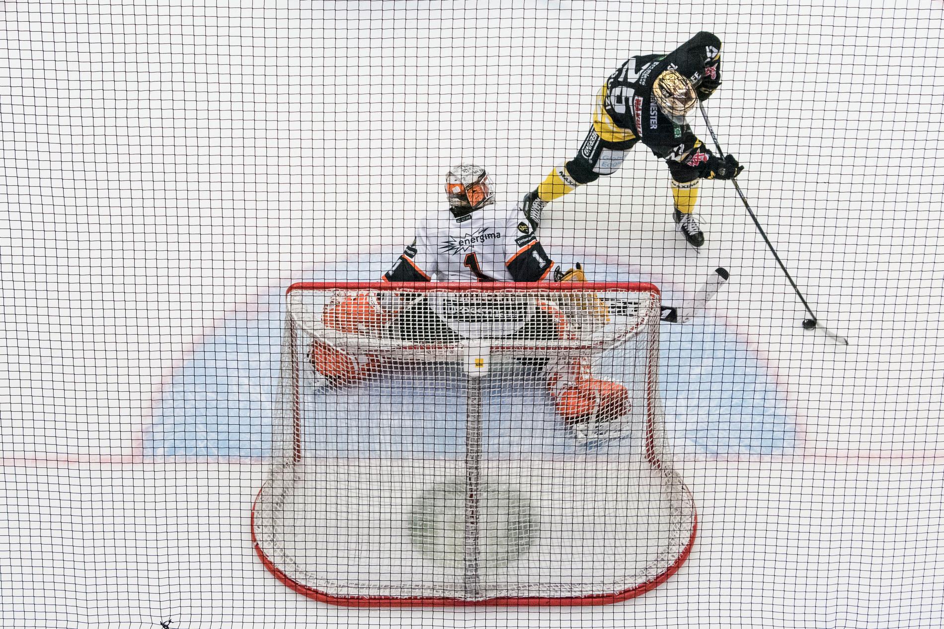 Oilers-treneren: - Vi tenker ikke konsekvenser. Vi kan ikke stå her og ... Oilers-treneren: - Vi tenker ikke konsekvenser. Vi kan ikke stå her og ...