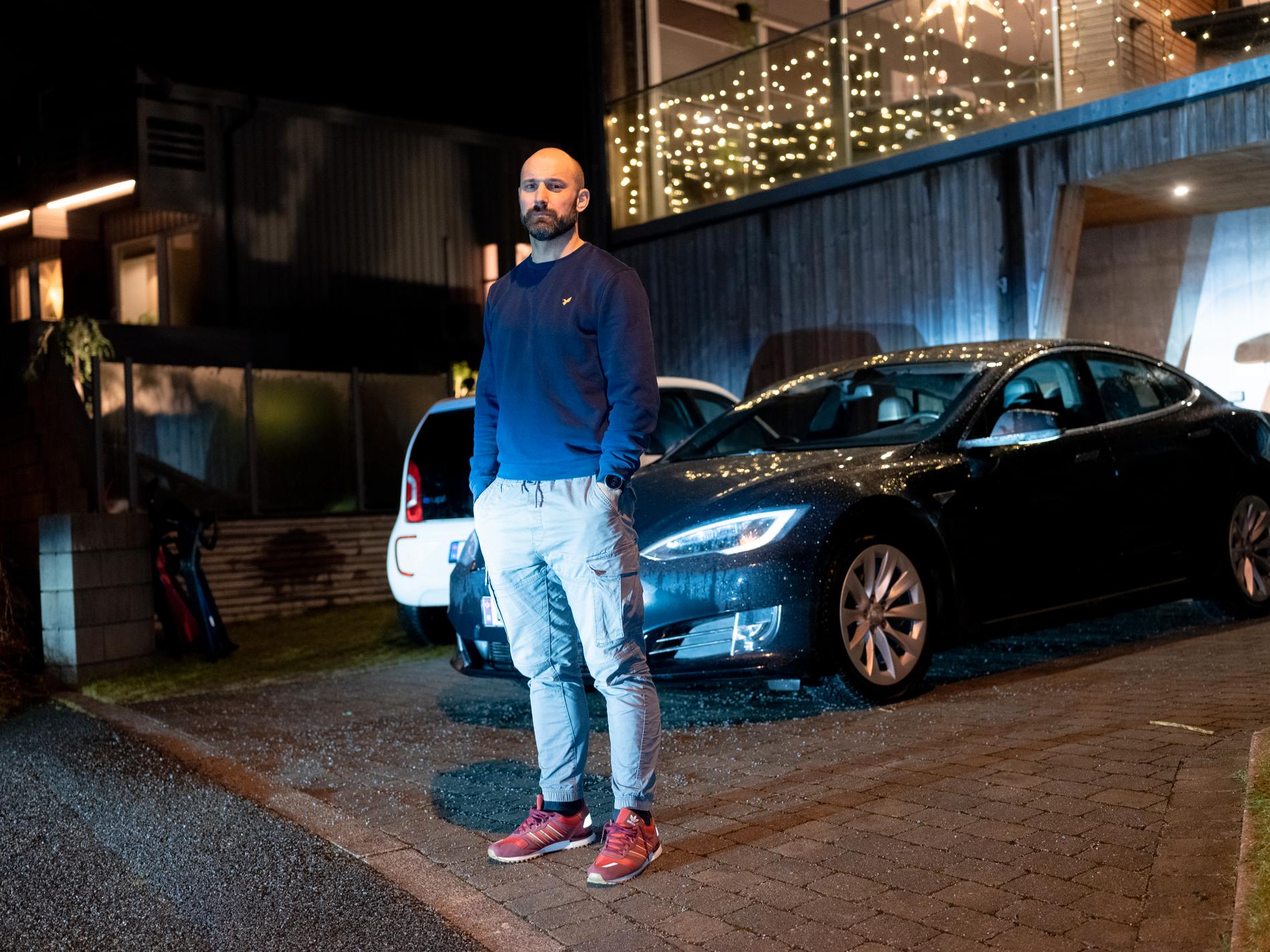 Måtte kjøre 15 timer i iskald Tesla Måtte kjøre 15 timer i iskald Tesla