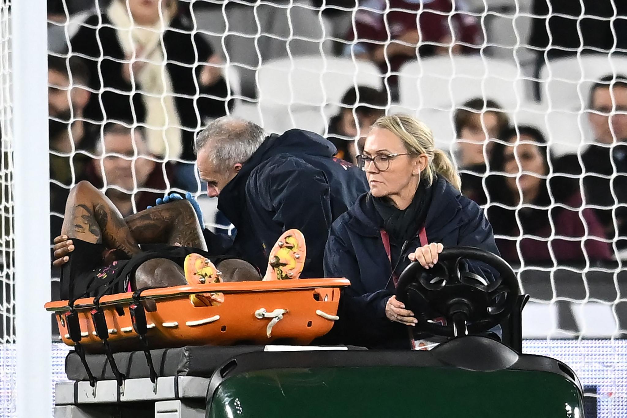 Skrekkbilder for Brentford: Stjernespiss ut på båre Skrekkbilder for Brentford: Stjernespiss ut på båre