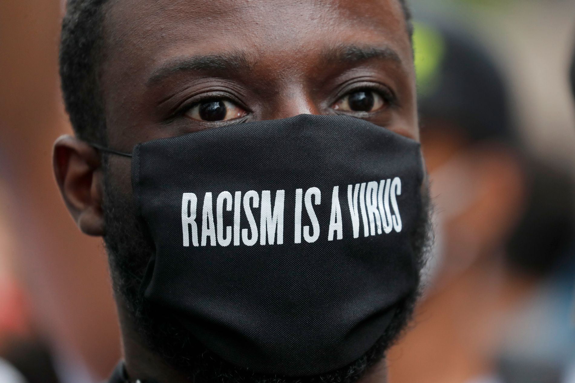 Titusenvis trosser smittefare i protest mot rasisme Titusenvis trosser smittefare i protest mot rasisme