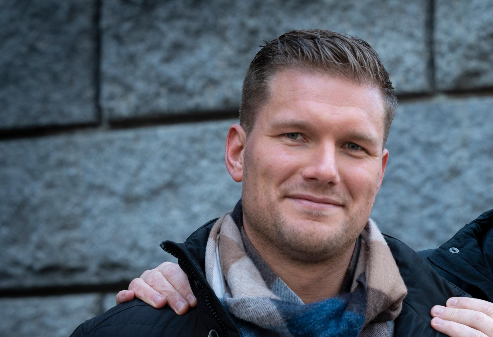 Simon Stisen: «Du er en konservativ kristen, men blir forelsket i menn» Simon Stisen: «Du er en konservativ kristen, men blir forelsket i menn»