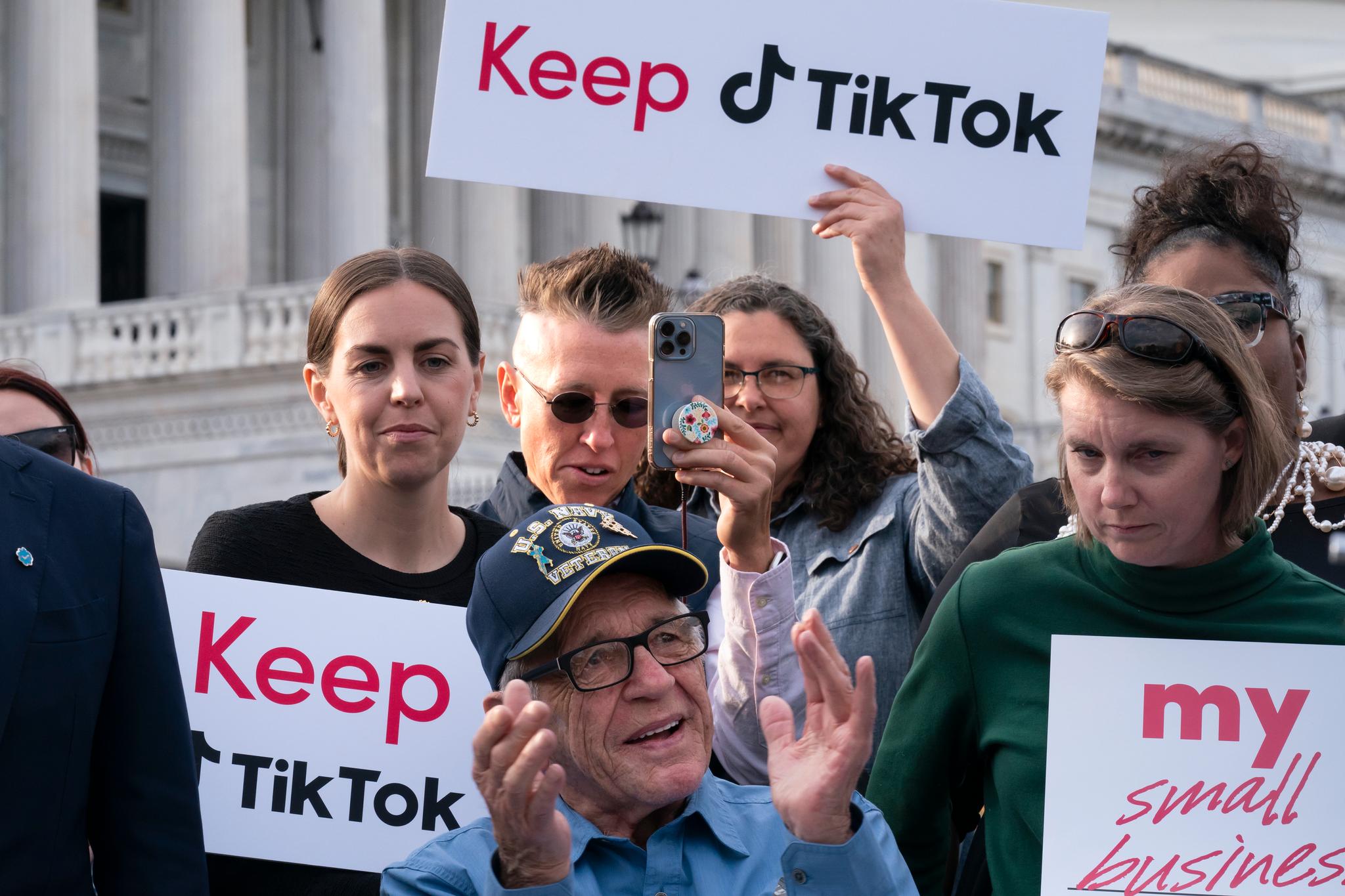 Stadig flere voksne må slette Tiktok. Er det trygt å la barna beholde ... Stadig flere voksne må slette Tiktok. Er det trygt å la barna beholde ...
