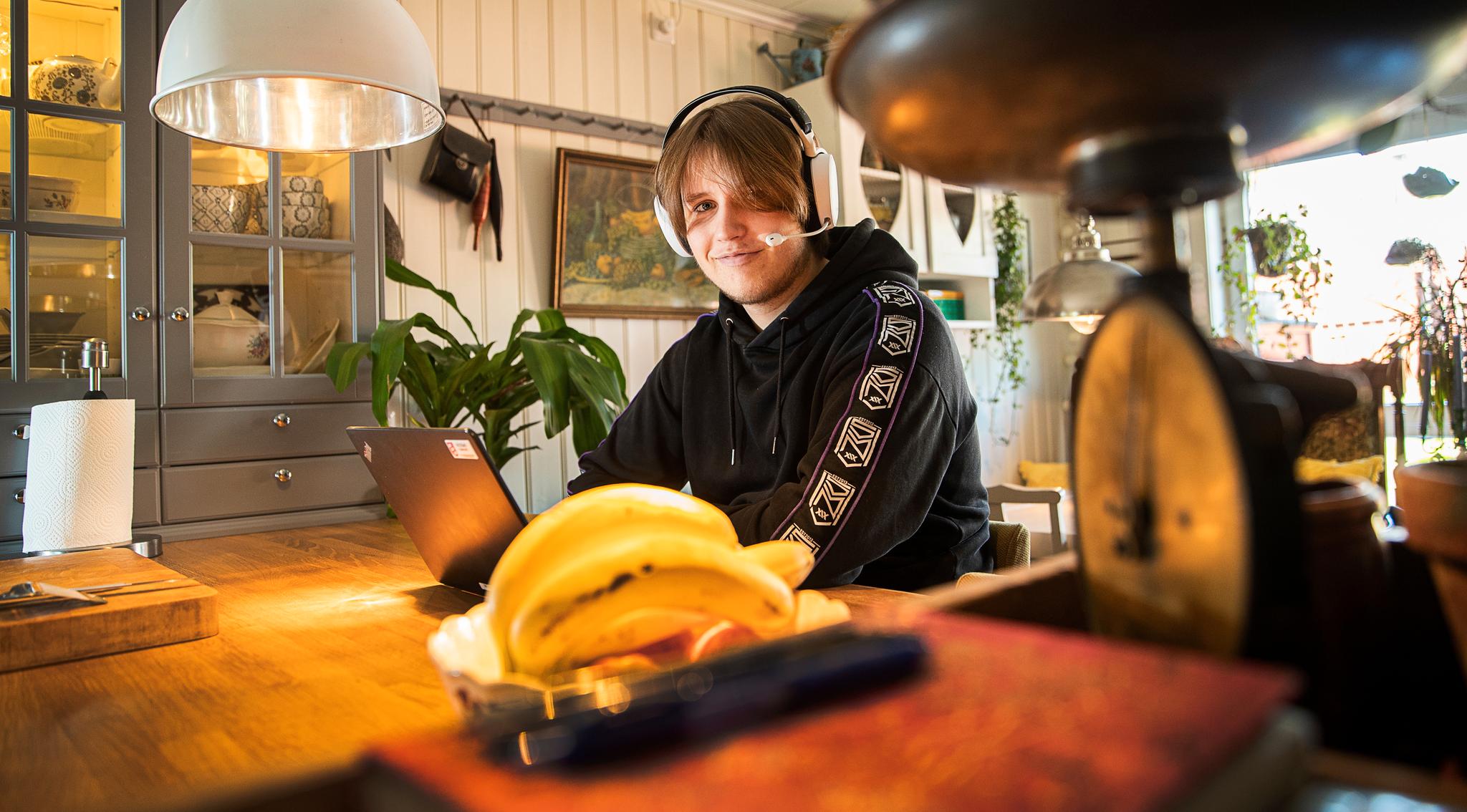 Han gleder seg til å begynne på skolen igjen. - Det skal bli godt å få ... Han gleder seg til å begynne på skolen igjen. - Det skal bli godt å få ...