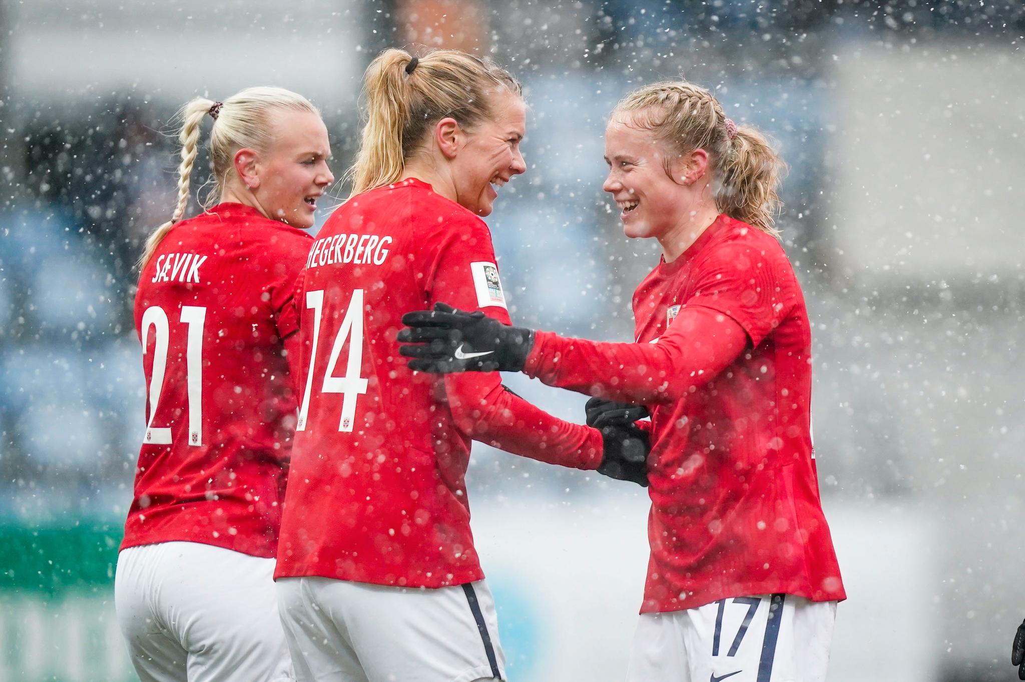 Ada Hegerberg herjet i comebacket for landslaget Ada Hegerberg herjet i comebacket for landslaget