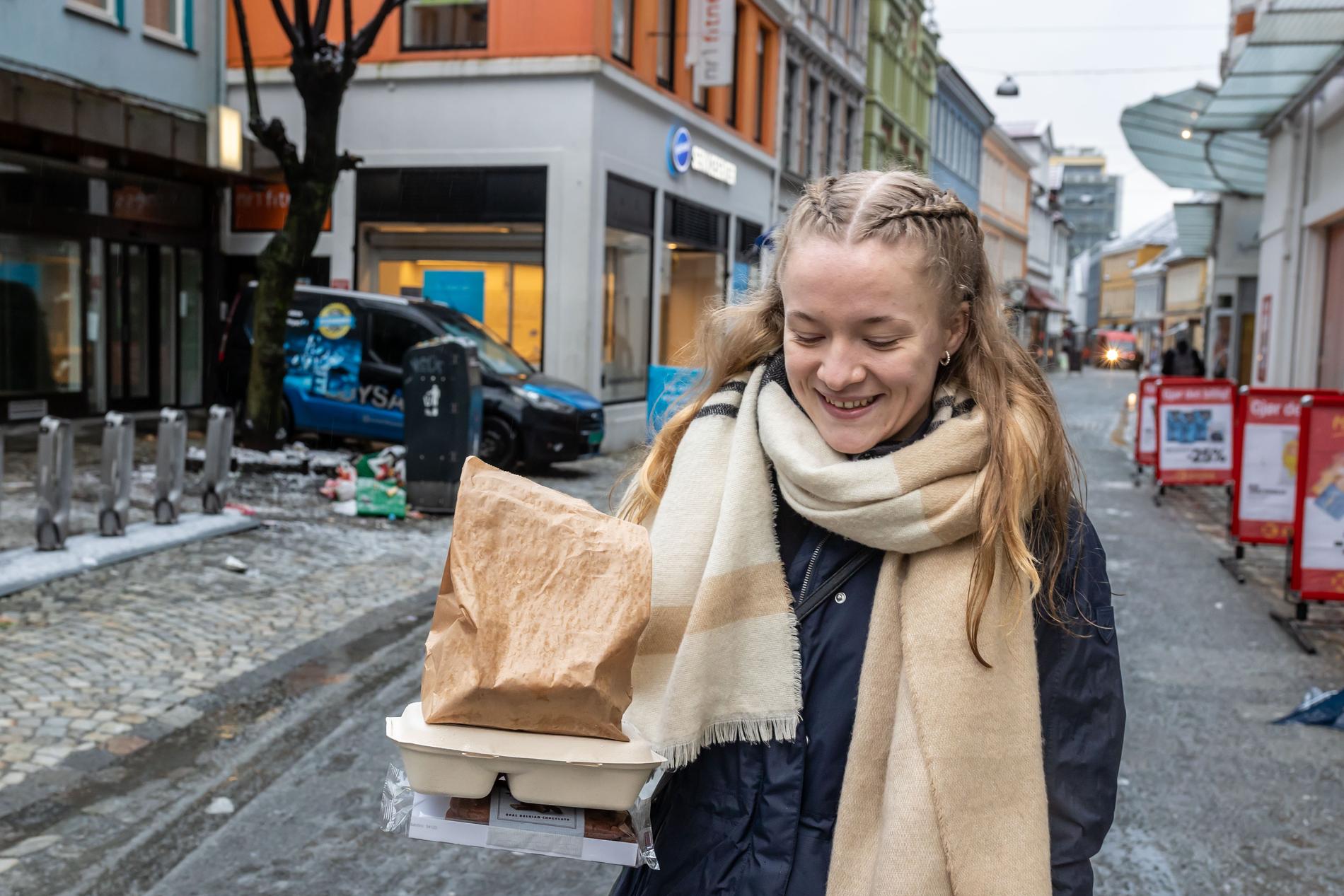For Amanda (22) er mandagens høydepunkt å sjekke butikkenes tilbudsaviser For Amanda (22) er mandagens høydepunkt å sjekke butikkenes tilbudsaviser